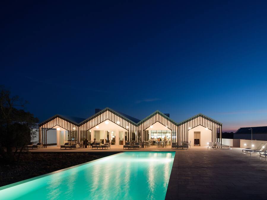 Piscina exterior, guarda-sóis, espreguiçadeiras