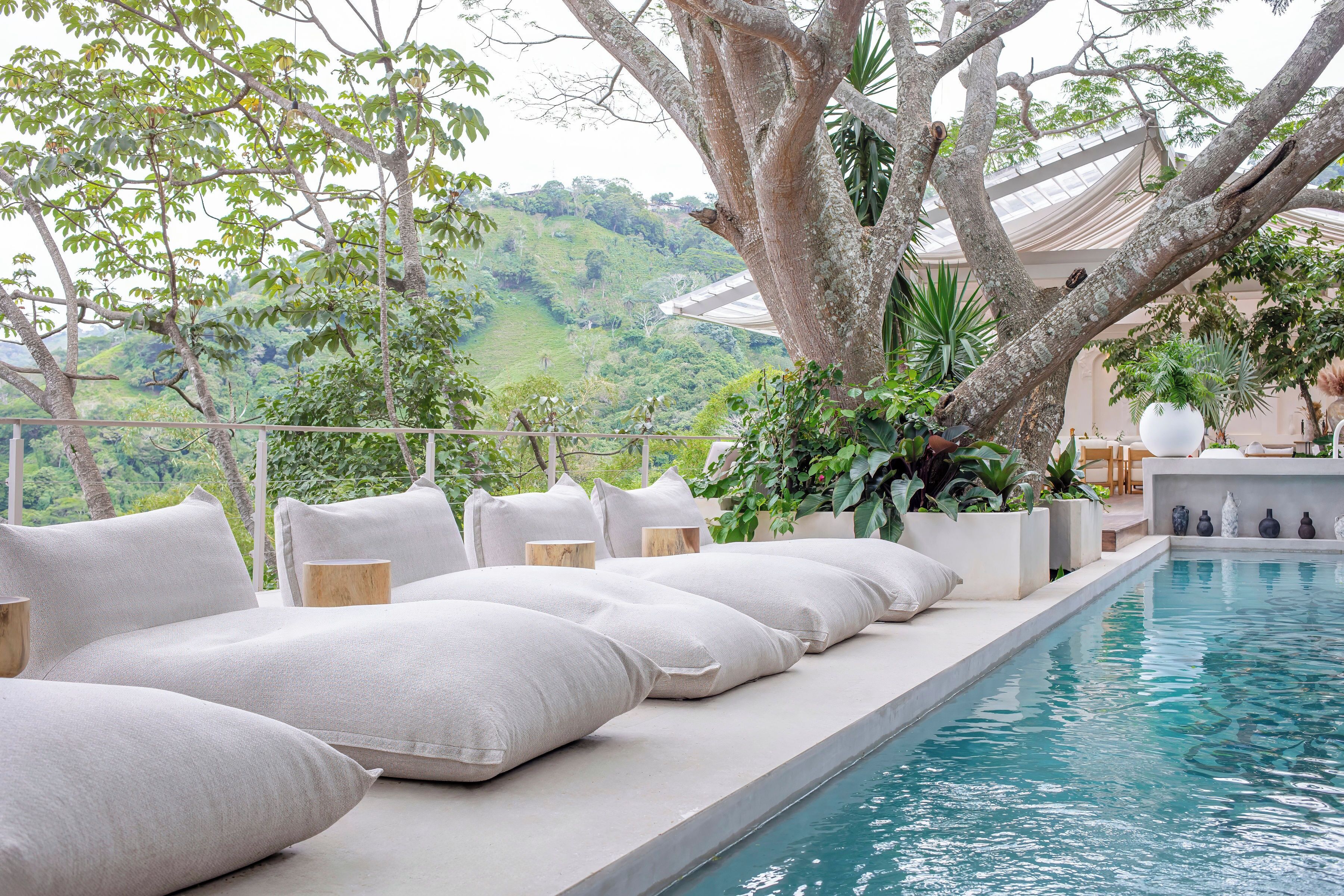 2 piscinas exteriores, guarda-sóis, espreguiçadeiras 