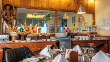 Pequeno-almoço tipo buffet diário mediante uma taxa