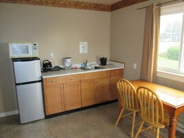 Geladeira, micro-ondas, cafeteira/chaleira