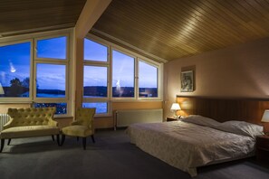 Quarto Triplo, vista para o rio | Cofre no quarto, secretária, ferro/tábua de engomar 