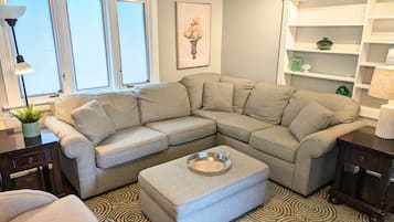 Suite, 2 quartos | Sala de estar | Televisor de ecrã plano de 32 polegadas com canais por cabo, televisor