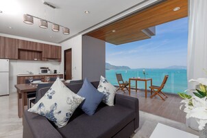 Two Bedroom Suite with Sea View  | Cofre no quarto, com mobília individualizada, secretária 