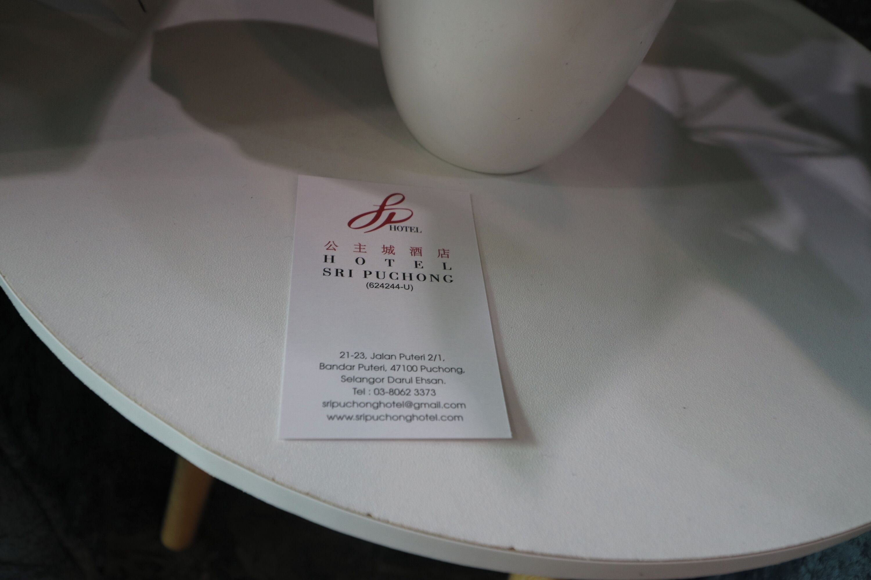 Cartão de visita de hotel sobre uma mesa branca.