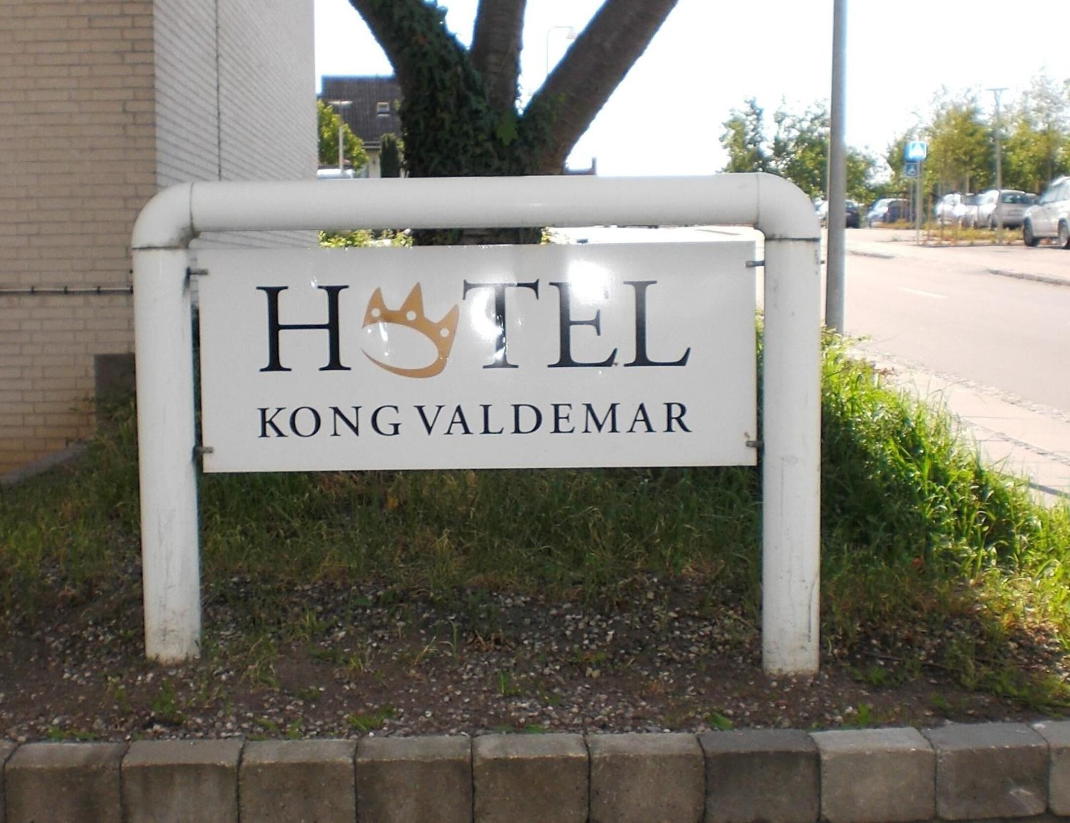 Placa de hotel com o nome 'HOTEL KONG VALDEMAR'.