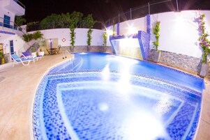 Piscina externa, funciona das 9h30 às 19h, guarda-sóis, espreguiçadeiras