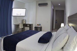 Frigobar, cofres nos quartos, escrivaninha