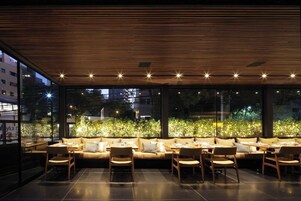 Café da manhã, almoço e jantar; culinária internacional 