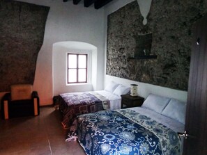 Secretária, ferro/tábua de engomar, berços/camas para crianças