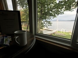 Suíte, 2 camas de casal, vista para o lago | Vista do quarto