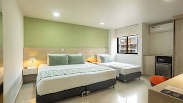 Standard Triple Room | Cofre no quarto, secretária