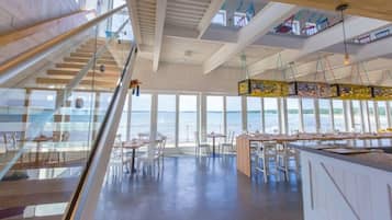 Almoço, jantar e brunch aos fins de semana; culinária local