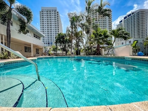 4 piscinas exteriores, guarda-sóis, espreguiçadeiras 