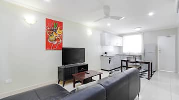 Suite Executiva, 1 quarto, não fumadores, kitchenette | Sala de estar | Televisor LED