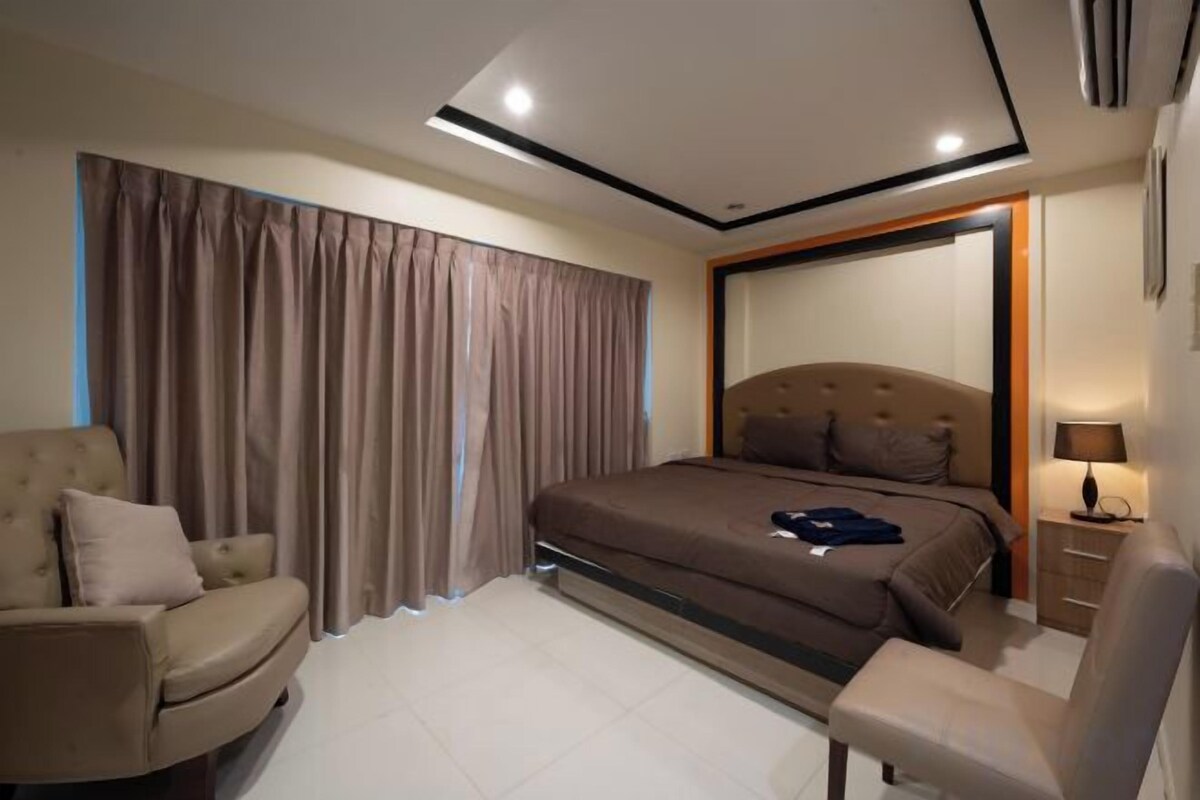 Minibar, cofre no quarto, secretária, camas desdobráveis 