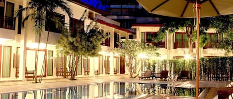 Piscina exterior, guarda-sóis, espreguiçadeiras