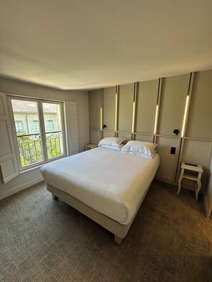 Roupas de cama premium, frigobar, cofres nos quartos