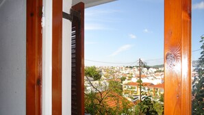Varanda com vista para uma área residencial.