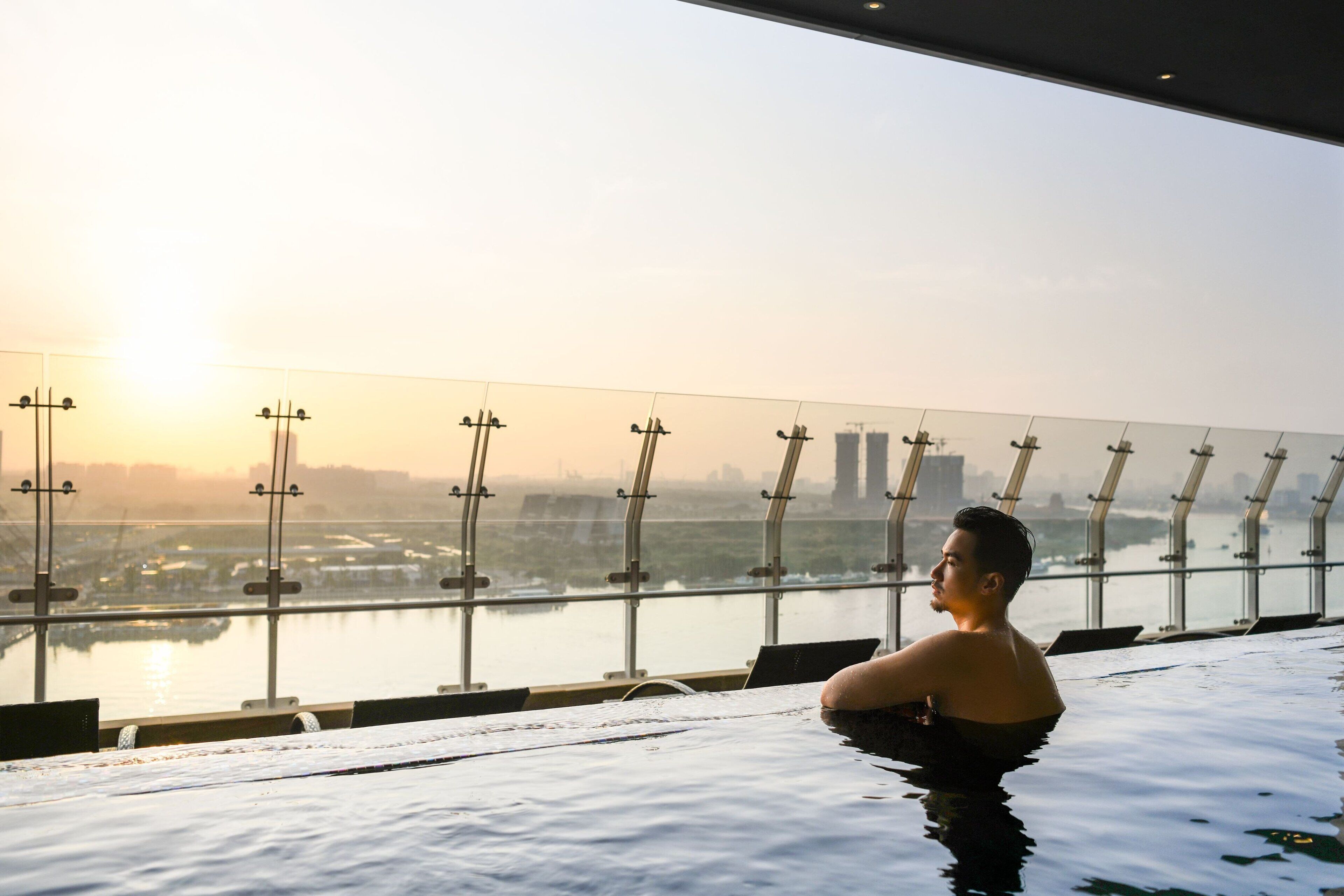 Piscina externa, funciona das 6h às 22h, guarda-sóis, espreguiçadeiras