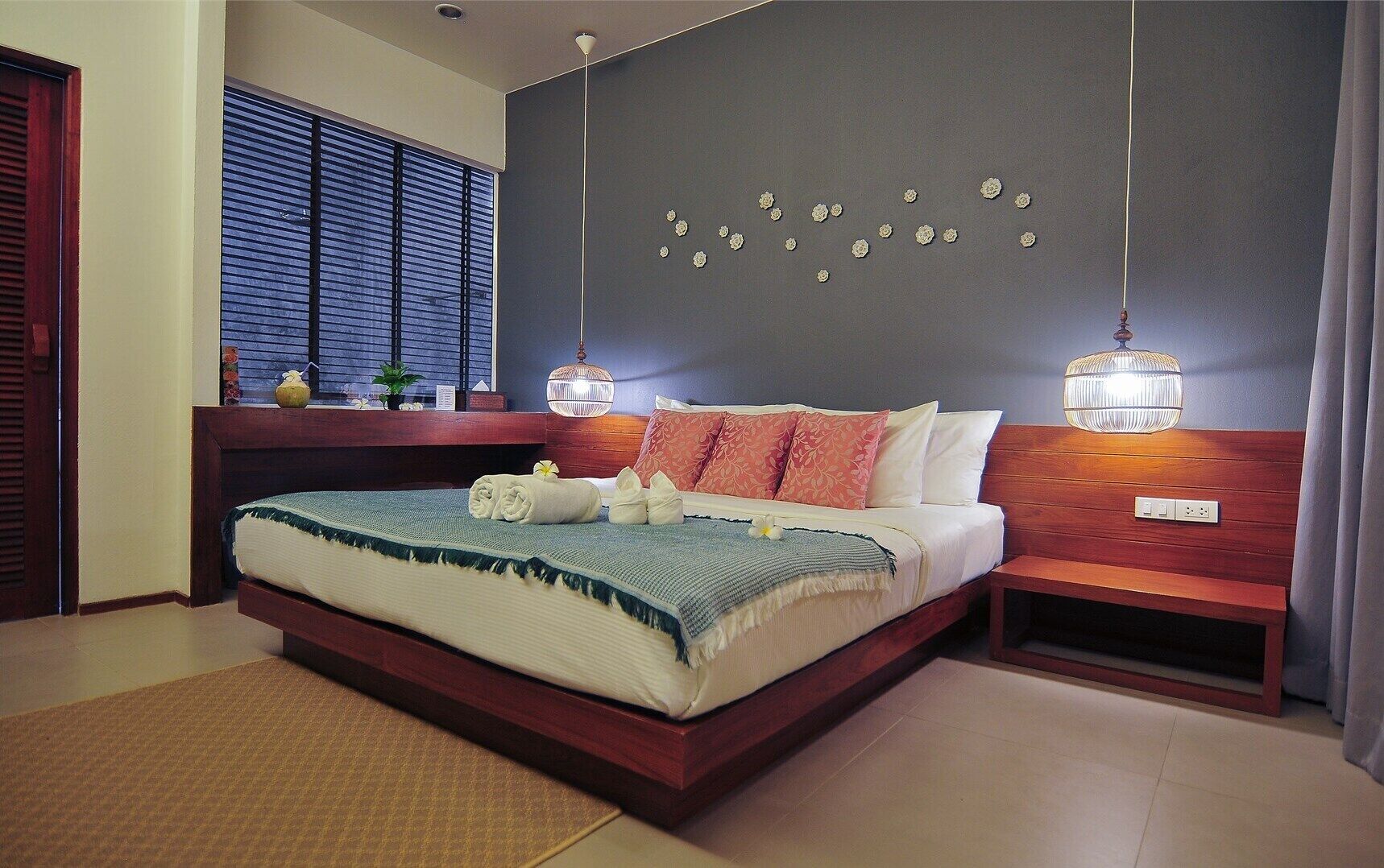 Quarto standard, 1 cama King, sem janelas | Cofres nos quartos, cortinas blackout, Wi-Fi de cortesia, roupa de cama
