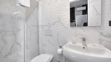 Quarto Individual | Casa de banho | Uma banheira de imersão total, um secador de cabelo (mediante pedido)