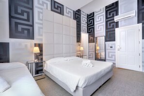 Quarto Triplo Clássico | Edredões de penas, minibar, cofre no quarto, secretária 