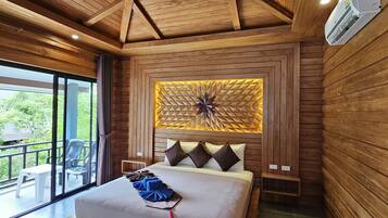 Quarto casal luxo, vista para o jardim | Cofres nos quartos, escrivaninha, Wi-Fi de cortesia
