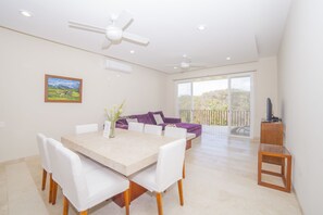 Suíte premium, 2 quartos | Opções para refeição no quarto