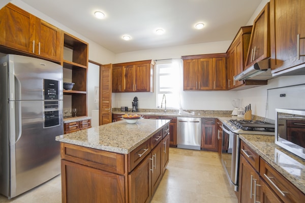 Suite Premium, 2 quartos | Cozinha privada | Um frigorífico/congelador grande, um micro-ondas, uma placa de cozinha