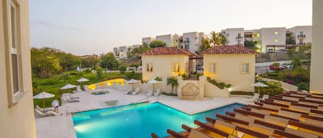 Piscina externa, guarda-sóis, espreguiçadeiras