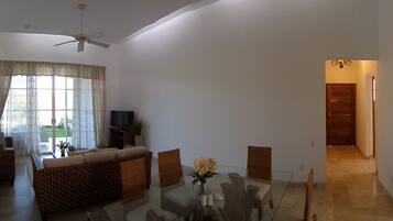 Suite Premium, 2 quartos | Cozinha privada | Um frigorífico/congelador grande, um micro-ondas, uma placa de cozinha