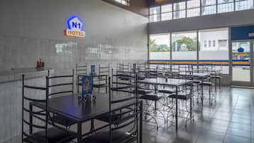 Café da manhã completo todos os dias (USD 7 por pessoa)