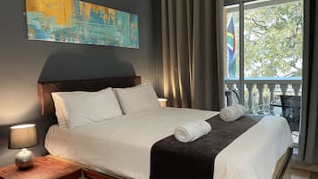 Quarto casal luxo | Cofres nos quartos, Wi-Fi de cortesia, roupa de cama