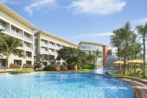 Piscina exterior, espreguiçadeiras
