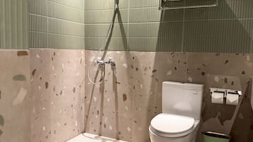 Quarto Duplo Deluxe, Vista para a cidade | Casa de banho | Um polibã, um chuveiro fixo, um secador de cabelo, chinelos