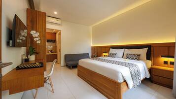 Um quarto moderno com uma cama grande, mesas de cabeceira, uma escrivaninha e uma cadeira.