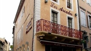 Fachada de hotel com uma placa indicando 