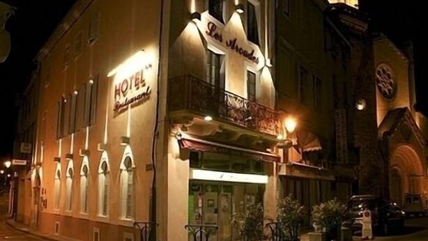 Um hotel com uma placa que indica ser um 'Hotel de Luxe'.