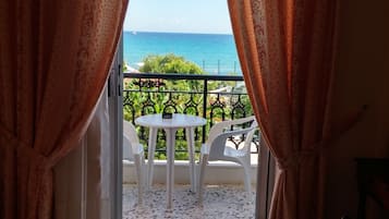 Quarto Duplo, vista parcial para o mar | Varanda