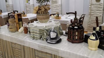 Café da manhã, almoço e jantar; culinária regional