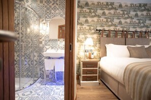 Quarto Standard, 1 cama king-size | Casa de banho | Um polibã, artigos de higiene pessoal grátis, roupões, chinelos