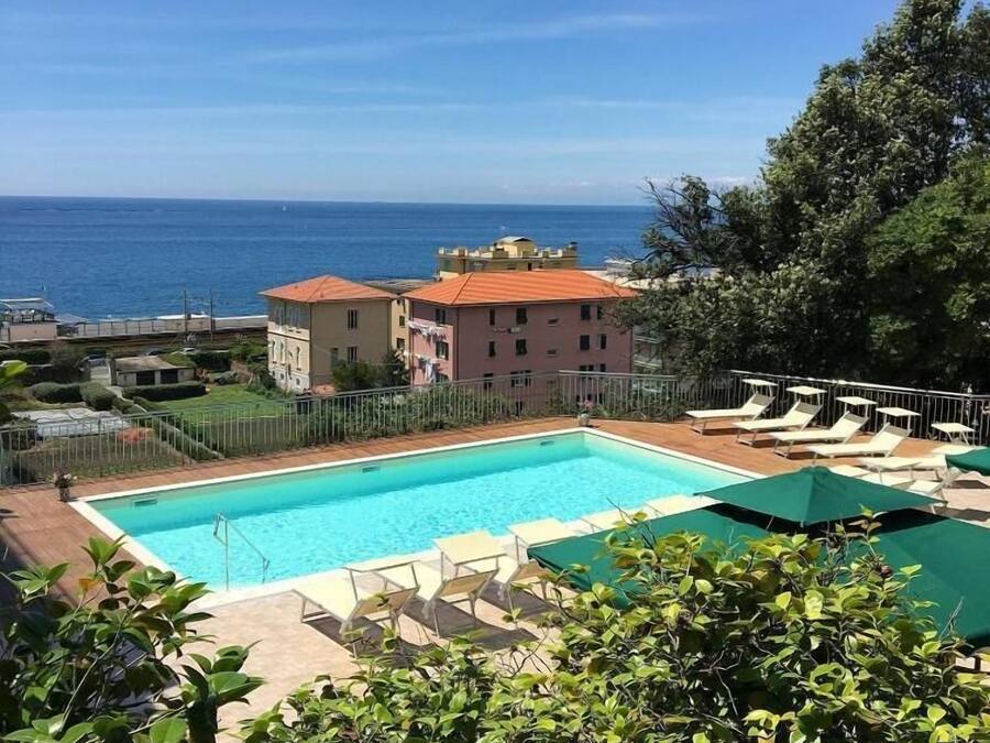 Piscina exterior, espreguiçadeiras