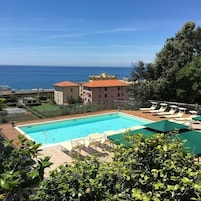 Piscina exterior, espreguiçadeiras