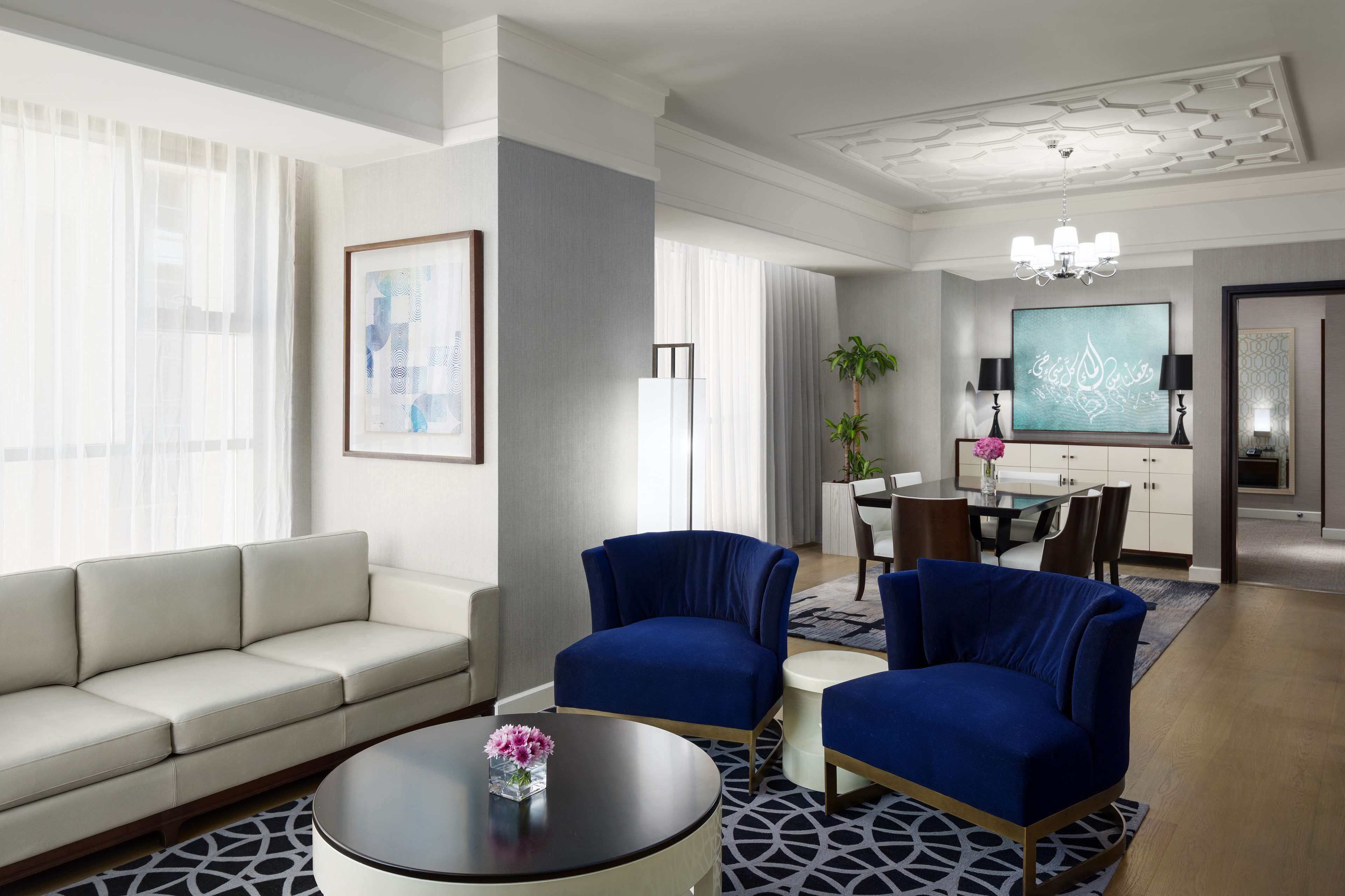 Cofres nos quartos, escrivaninha, cortinas blackout