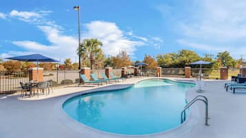 Piscina externa, espreguiçadeiras