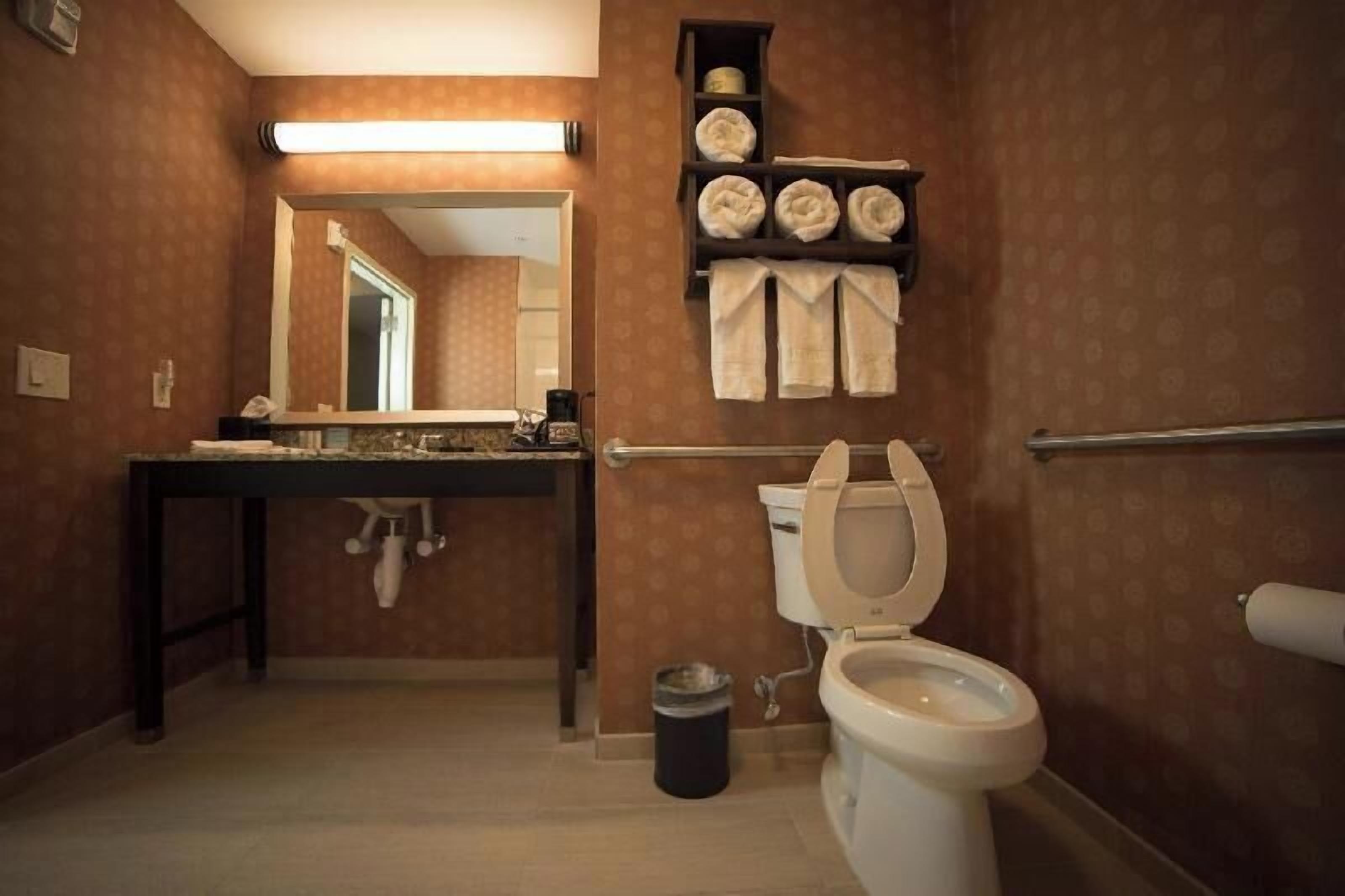 Chuveiro, produtos de toalete grátis, secador de cabelo 