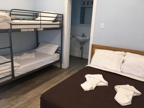 Quarto luxo (1 Double Bed and 1 Twin Bunk Bed) | Wi-Fi (sobretaxa), roupa de cama