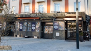 Hotel Le Florin com pizzaria no andar térreo.