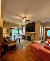 Apartamento família, 1 quarto, cozinha, vista para a montanha | Área de estar | TV de tela plana 40 polegadas com canais digitais, TV, DVD player
