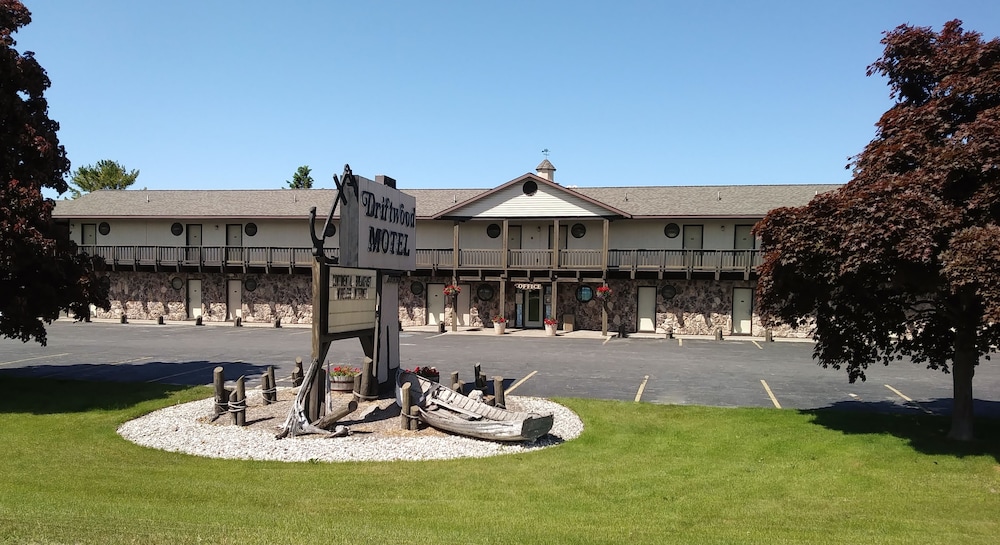 Driftwood Motel - Michigan